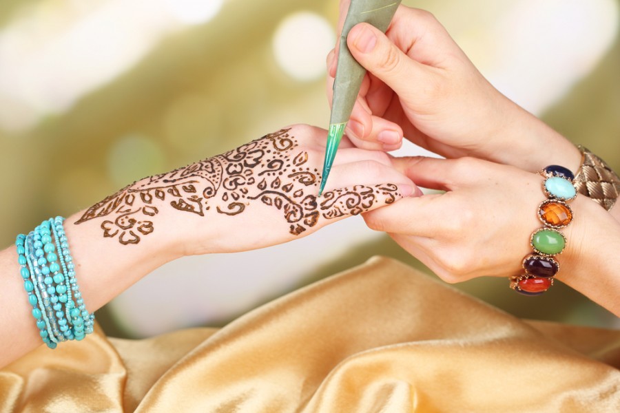 Best Places For Authentic Henna Hand Art | Vine Vera Stores
